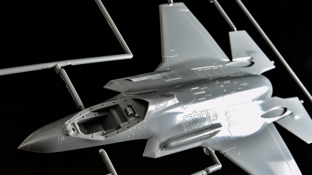 花金だ！仕事帰りに買うプラモ。ハセガワの「F-35A」は爆速で最新鋭ステルス戦闘機を楽しめます！ | nippper: ニッパーを握るすべての人と、プラモデルの楽しさをシェアするサイト