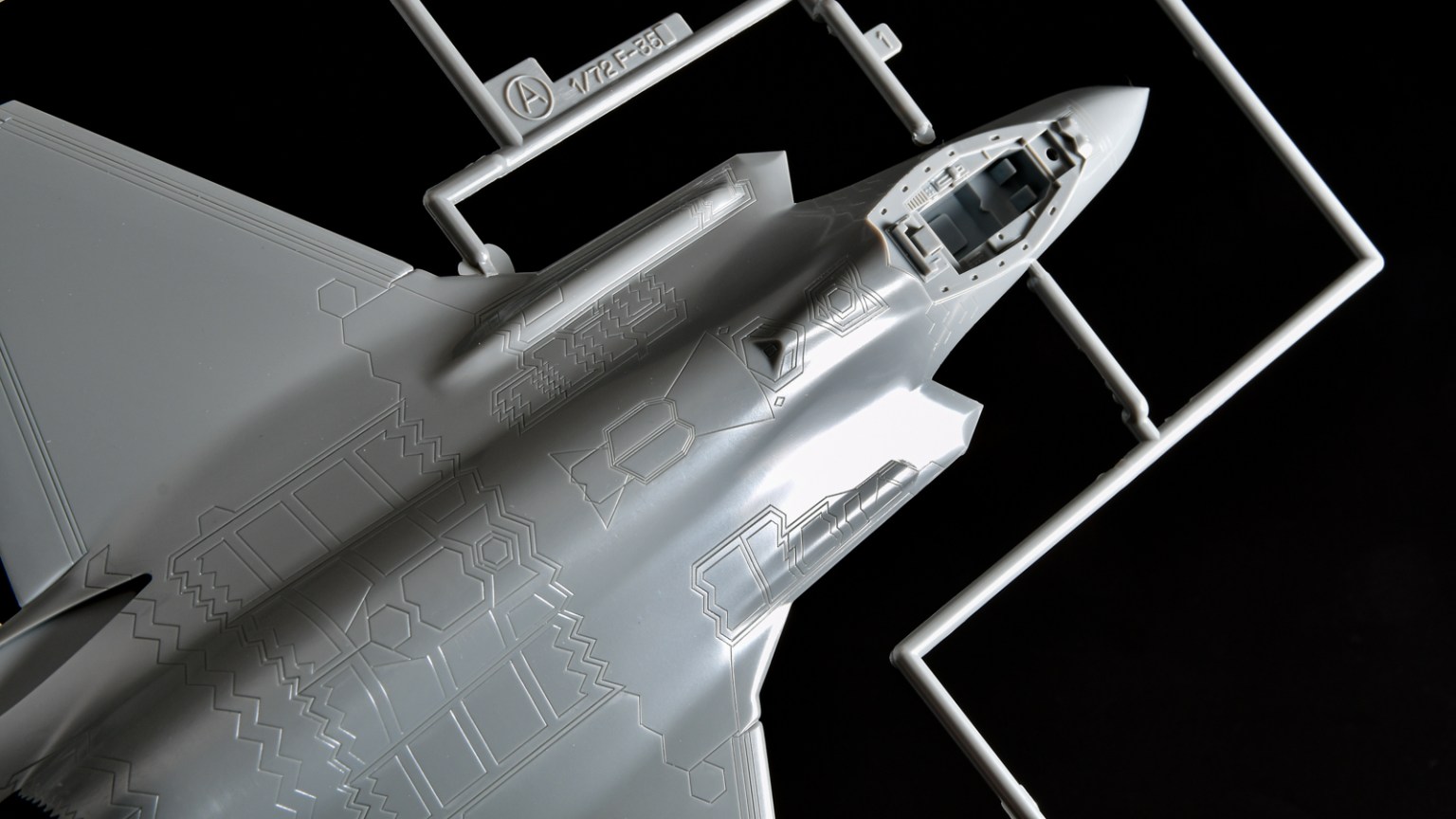 花金だ！仕事帰りに買うプラモ。ハセガワの「F-35A」は爆速で最新鋭ステルス戦闘機を楽しめます！ | nippper: ニッパーを握るすべての人と、モケイの楽しさをシェアするサイト
