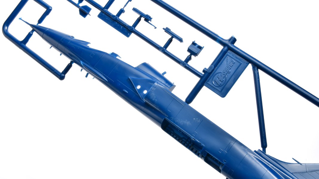 花金だ！仕事帰りに買うプラモ。三菱の「ブルーインパルス」!! | nippper ニッパーを握るすべての人と、モケイの楽しさをシェアするサイト