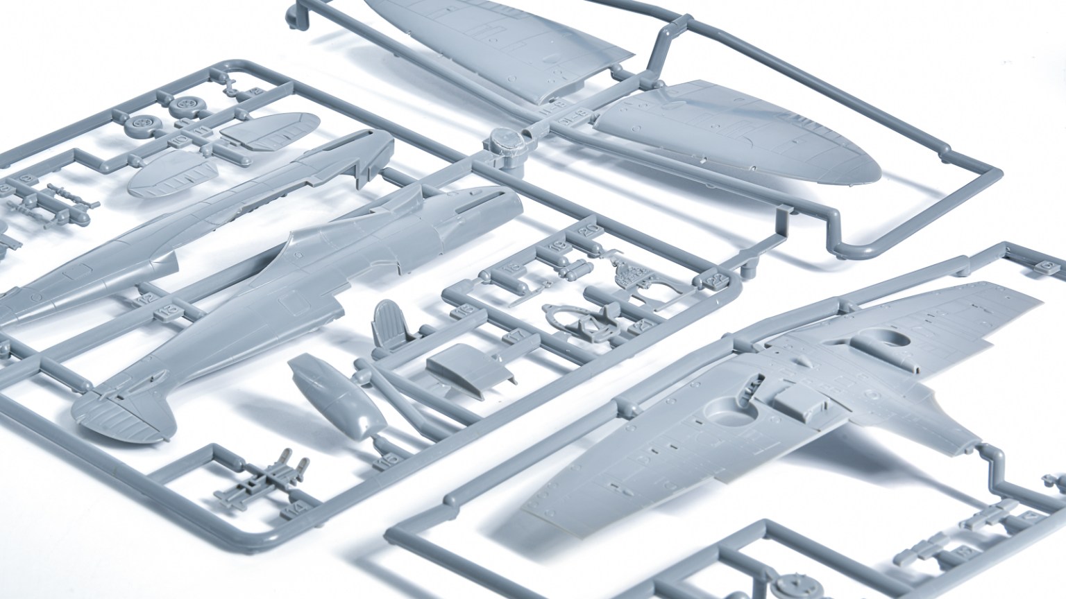 花金だ！仕事帰りに買うプラモ。飛行機模型のパスポート「タミヤ 1/72 スピットファイア Mk.I」を取りに行こう。 | nippper: ニッパーを握るすべての人と、モケイの楽しさをシェアするサイト