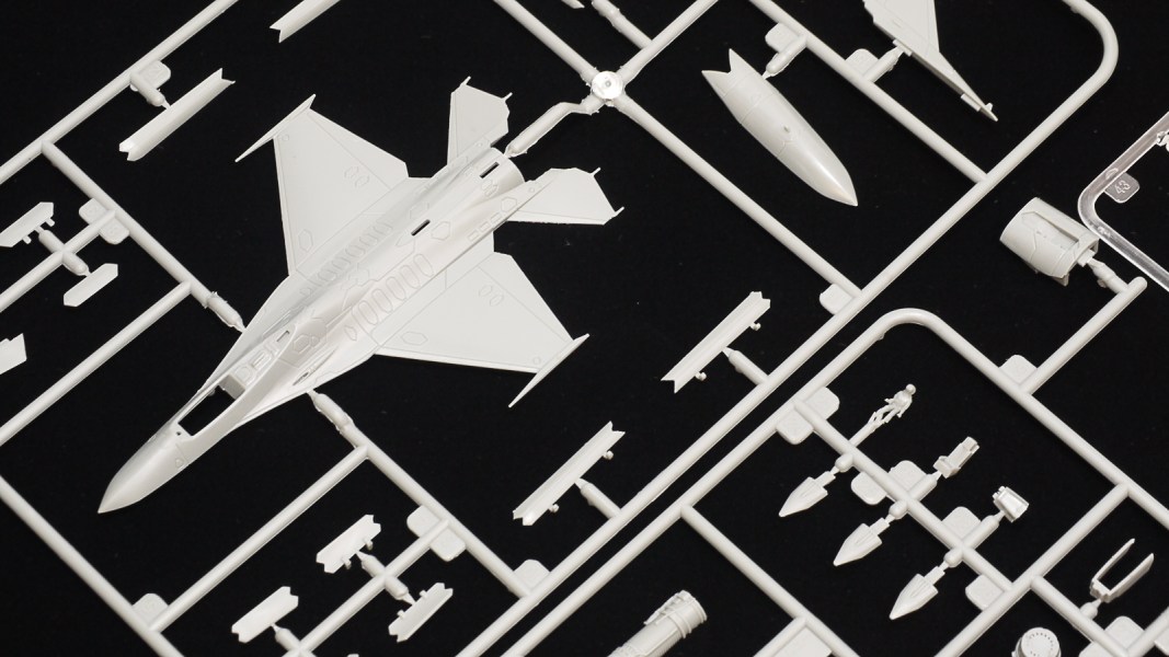 虚構と現実の狭間で反復横跳び。「HMA 1/144 F-16改 ナイトファルコン」 | nippper: ニッパーを握るすべての人と、プラモデルの楽しさをシェアするサイト
