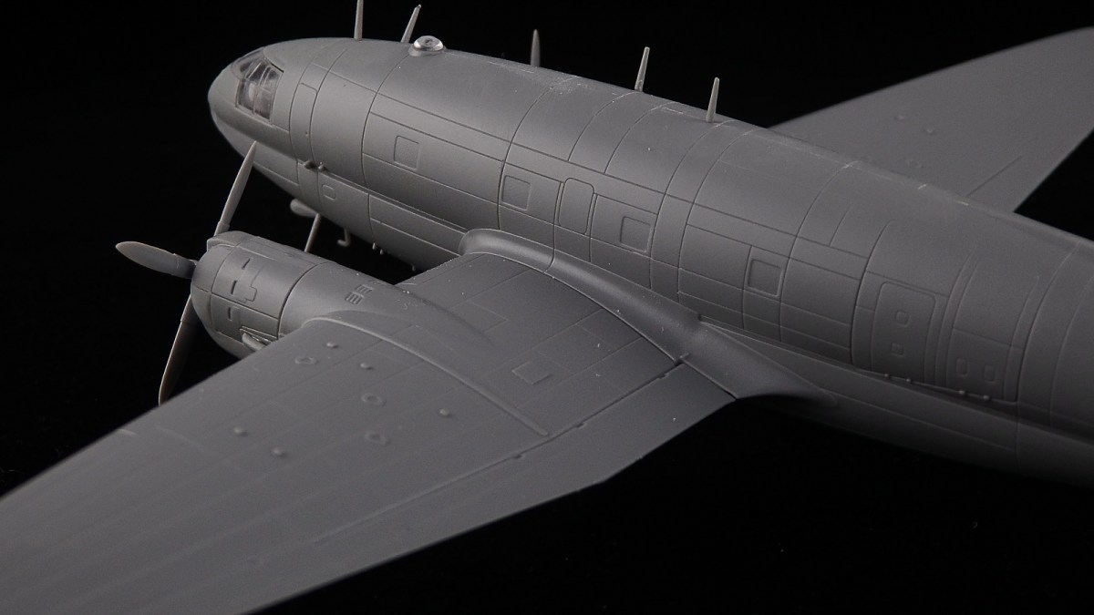 西へ東へ、輸送機は空を飛び続ける。「プラッツ C-46Dコマンドー」のプラモデルはゴキゲンだ。 | nippper: ニッパーを握るすべての人と、モケイの楽しさをシェアするサイト