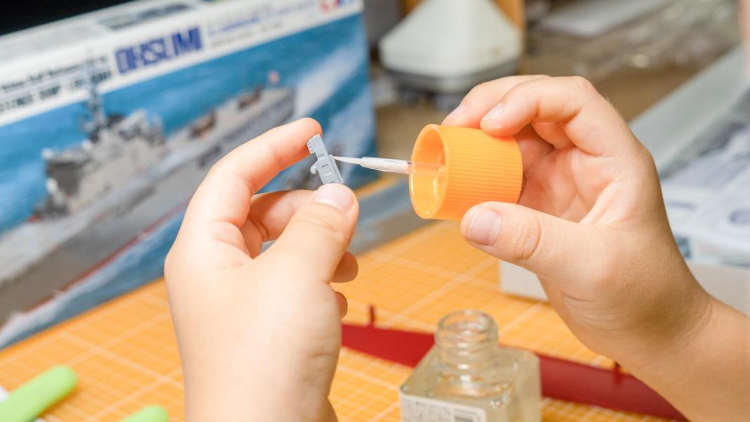 柑橘の香りに包まれながらの親子モデリング！ 『タミヤ リモネンセメント』が私たちに開いてくれた扉の話。 | nippper: ニッパーを握るすべての人と、プラモデルの楽しさをシェアするサイト