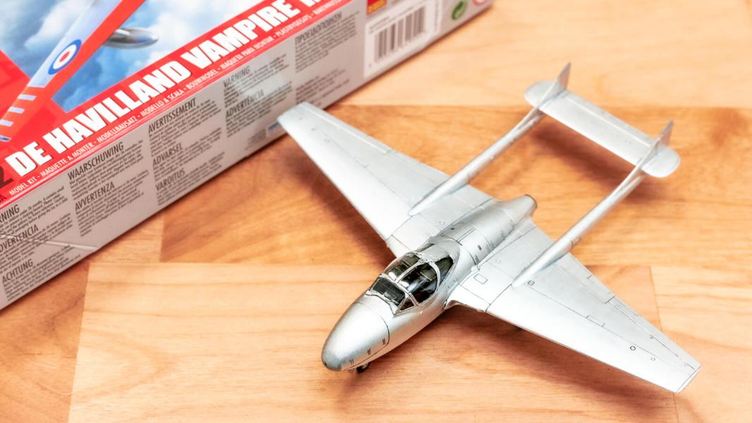 蛍光色デカールの魔力に飲み込まれる週末。エアフィックスのヴァンパイアT.11 | nippper: ニッパーを握るすべての人と、プラモデルの楽しさをシェアするサイト