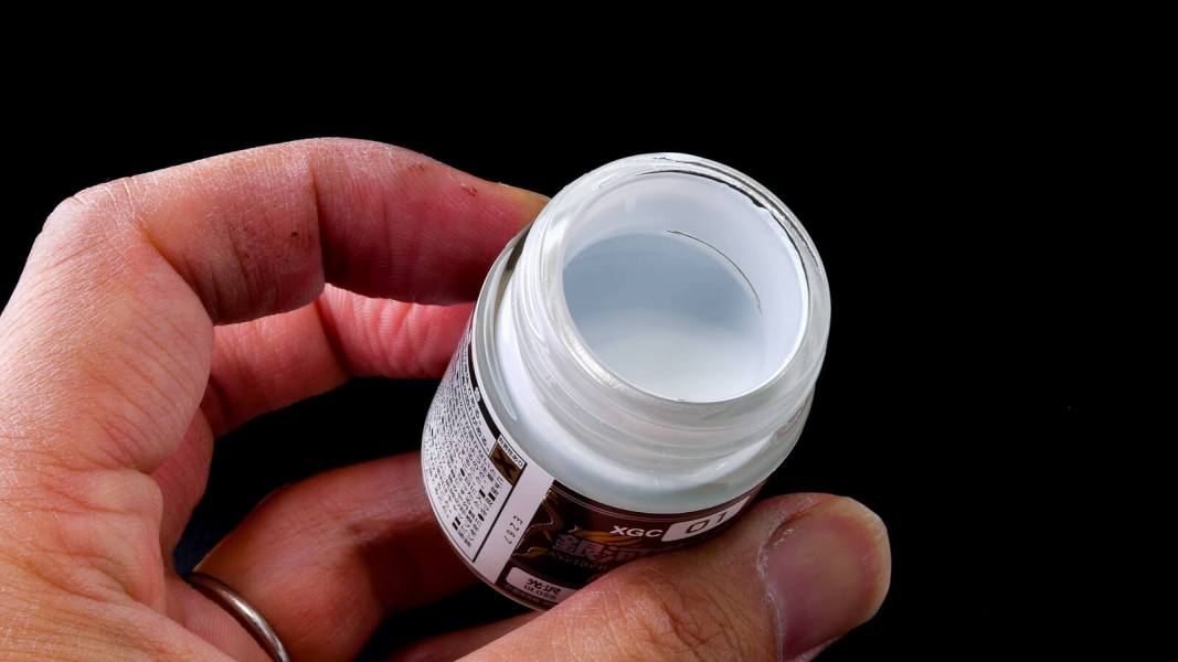 高貴なる白は「曲面のテリ」にあり！至高の白塗料「Mr.カラー 銀河英雄伝説カラー ブリュンヒルト ホワイト」塗装レビュー。 | nippper: ニッパーを握るすべての人と、プラモデルの楽しさ ...