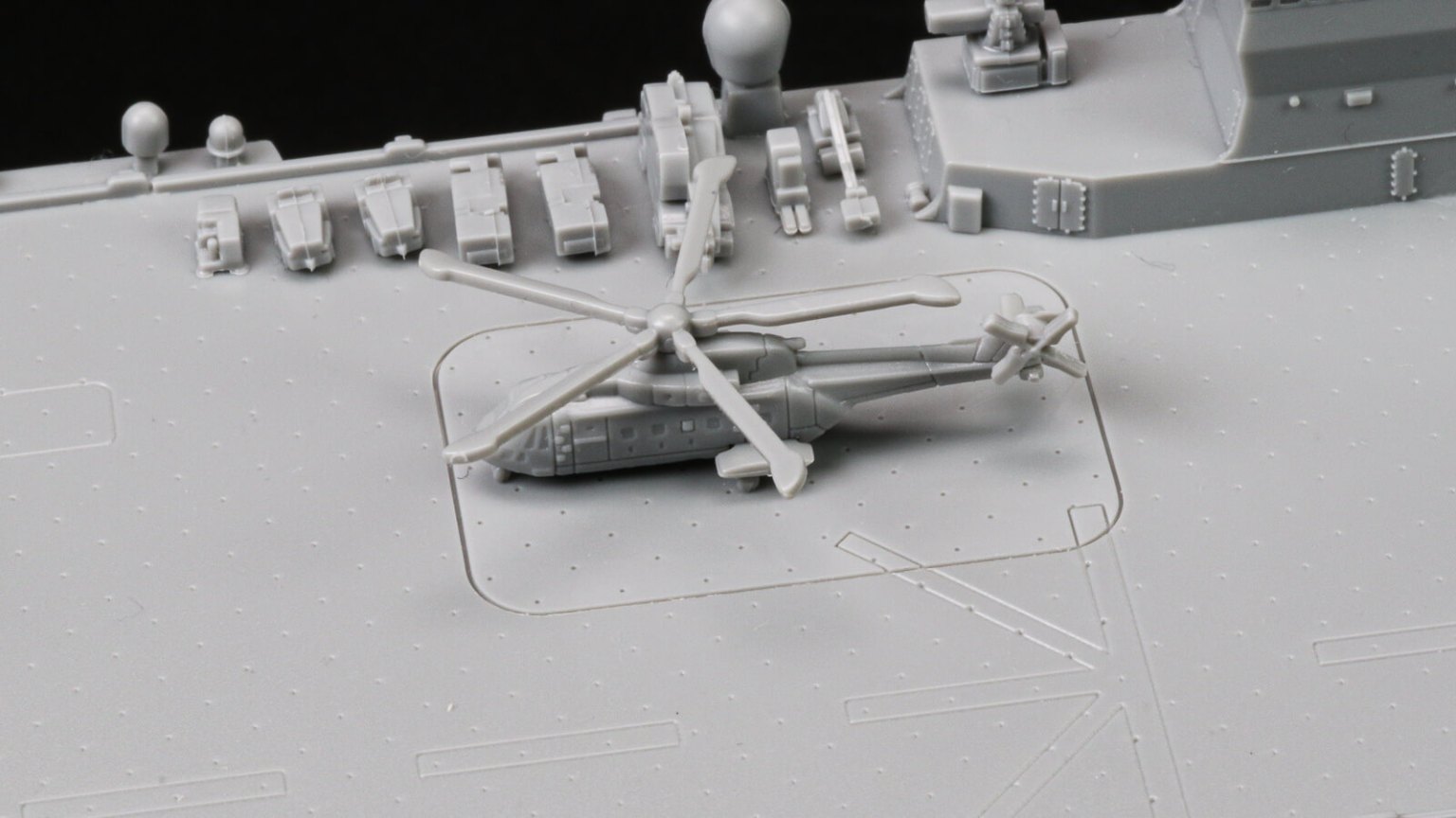 海上自衛隊最大の艦船「かが」を建造せよ！ピットロードのプラモは甲板上も賑やかで楽しいぞ！ | nippper: ニッパーを握るすべての人と、モケイの楽しさをシェアするサイト