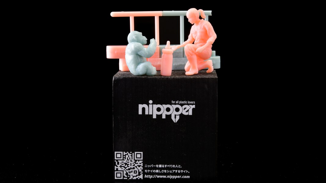 花金だ！仕事帰りに買うプラモ。今夜は赤ちゃんゴリラと乾杯です。「ARTPLA 飼育員と仔ゴリラセット」 | nippper: ニッパーを握るすべての人と、プラモデルの楽しさをシェアするサイト
