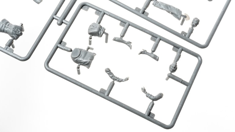 『RRR』を観て作るプラモデル／クルマを運転する女性のフィギュアを探して。 | nippper: ニッパーを握るすべての人と、プラモデルの楽しさをシェアするサイト