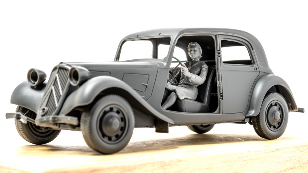 『RRR』を観て作るプラモデル／ドライバーに似合った洒脱な自動車を探して。 | nippper: ニッパーを握るすべての人と、プラモデルの楽しさをシェアするサイト