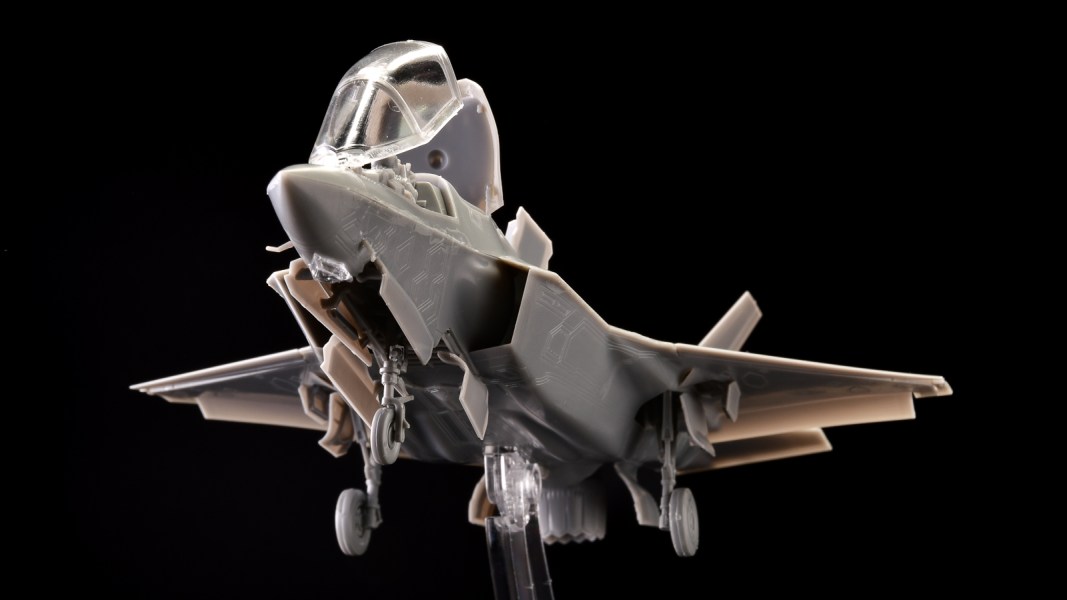 「完全新金型のB型」に込められた、ハセガワの男気／「1/72 アメリカ海兵隊 F-35 ライトニング2 B型 U.Sマリーン」 | nippper: ニッパーを握るすべての人と、プラモデルの ...