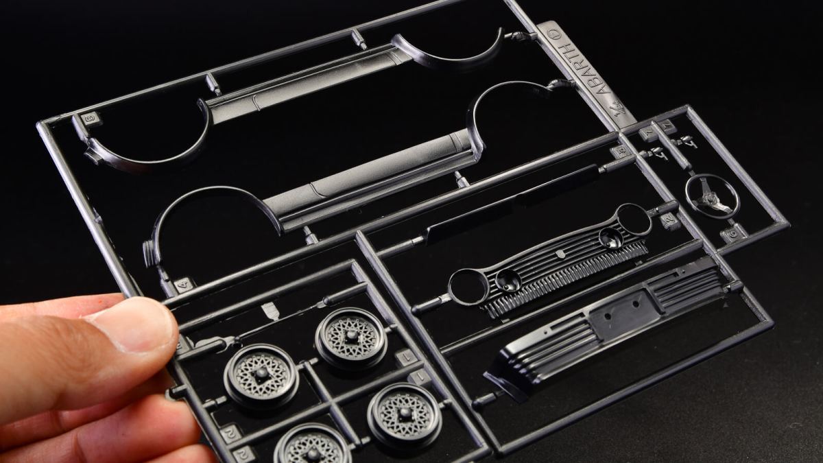 あなたの好きな「1色」を塗るだけで素敵な車になるプラモ／「フジミ アウトビアンキ A112 アバルト」 | nippper: ニッパーを握るすべての人と、プラモデルの楽しさをシェアするサイト