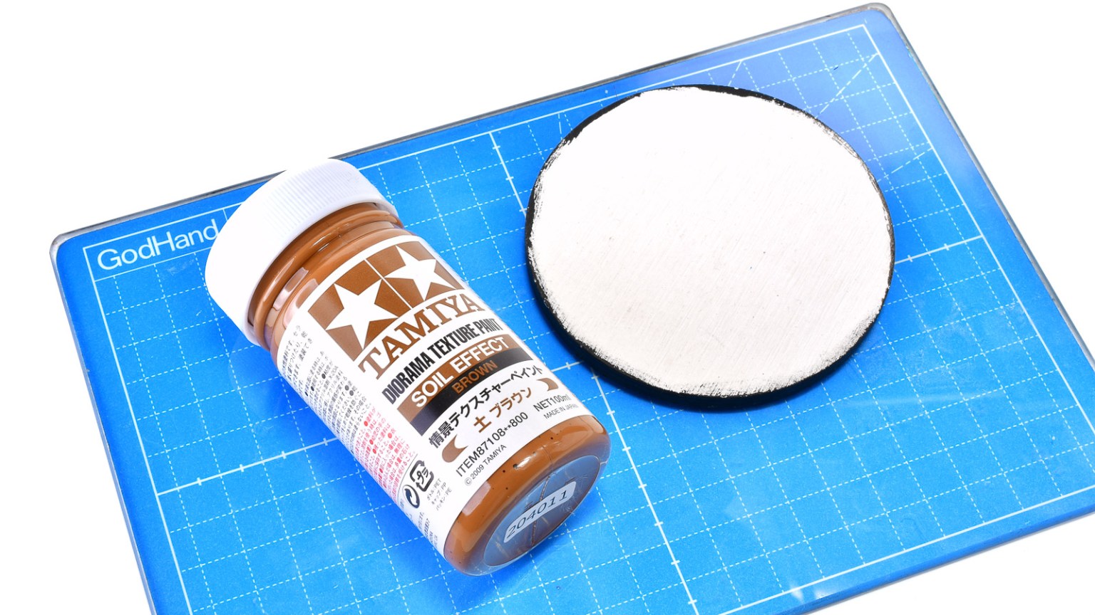 誰もが思う土の色。塗るだけでド直球の地面が完成します。「タミヤ 情景テクスチャーペイント 土 ブラウン」 | nippper: ニッパーを握るすべての人と、プラモデルの楽しさをシェアするサイト