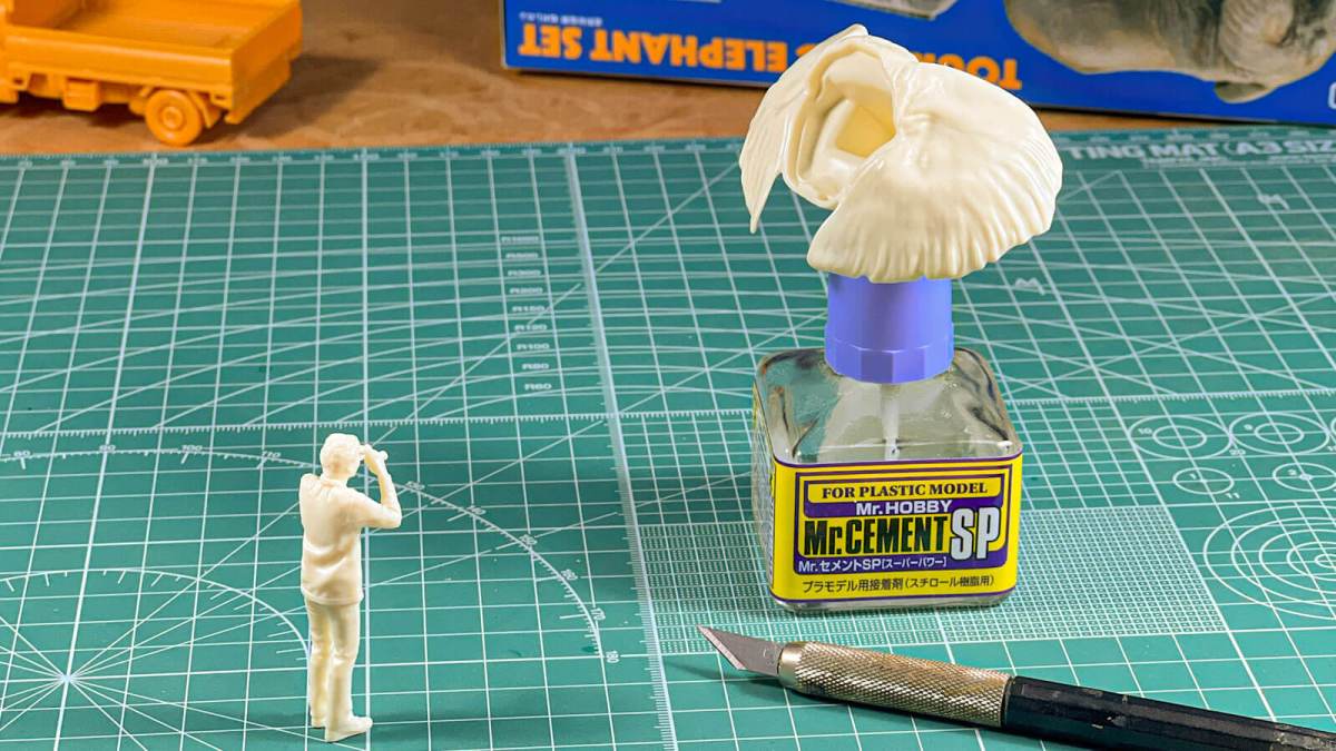 象に化かされる／ARTPLA「アフリカゾウと観光客セット」 | nippper: ニッパーを握るすべての人と、モケイの楽しさをシェアするサイト