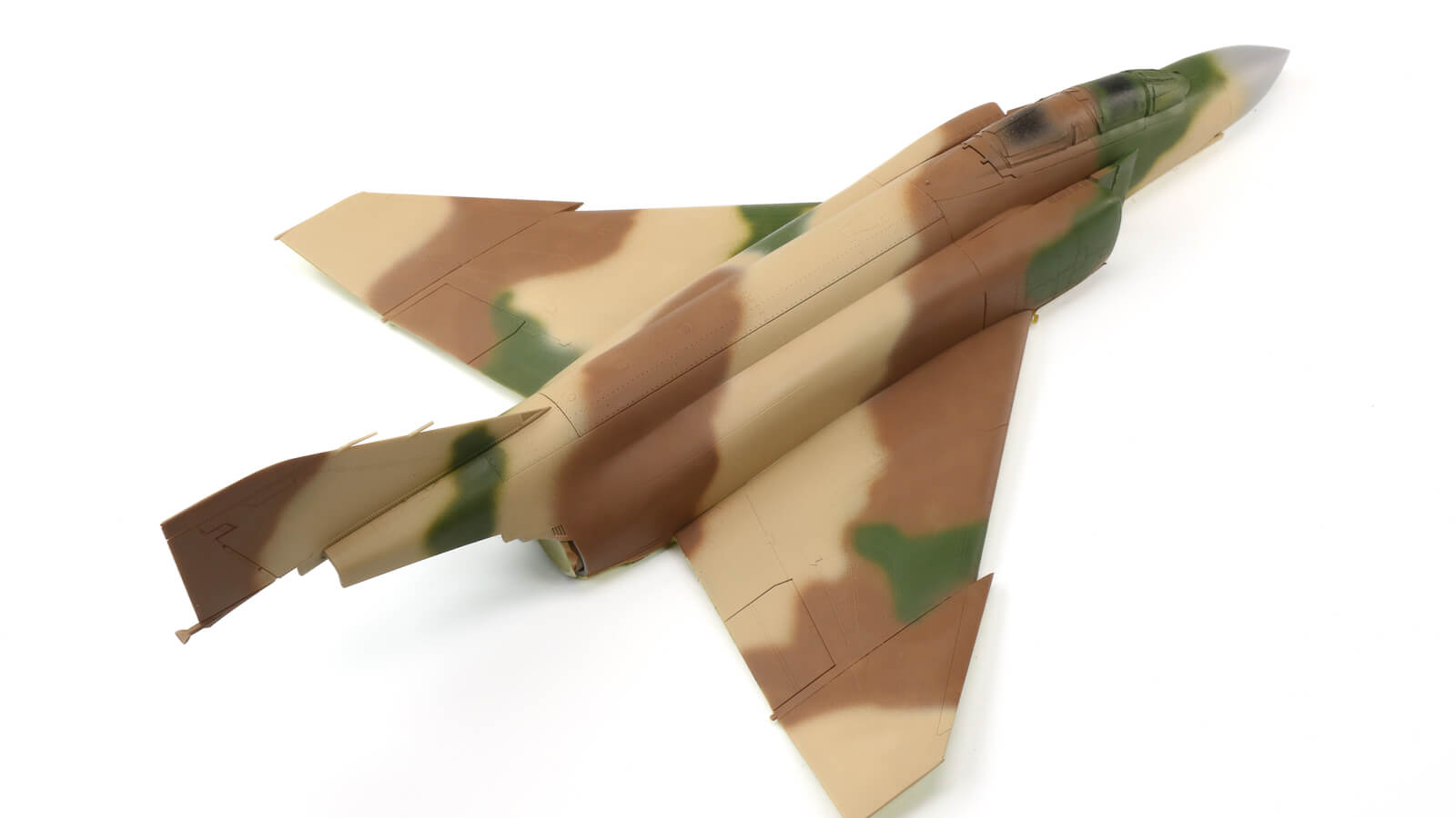 砂漠のファントムに「木の色」を塗る！？塗装も楽しいファインモールドの“イラン空軍 F-4D” | nippper: ニッパーを握るすべての人と、モケイの楽しさをシェアするサイト
