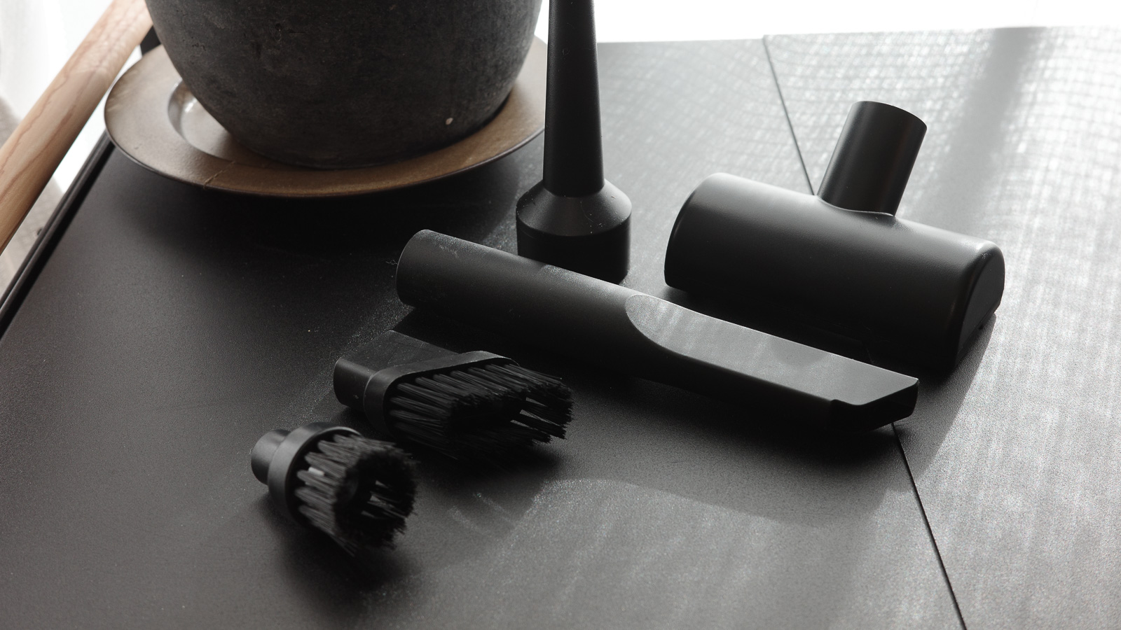 机の上の埃や削りカスとも一瞬でおさらば！！プラモ机を綺麗に保てる「最高のハンディ掃除機」の話。 | nippper: ニッパーを握るすべての人と、プラモデルの楽しさをシェアするサイト