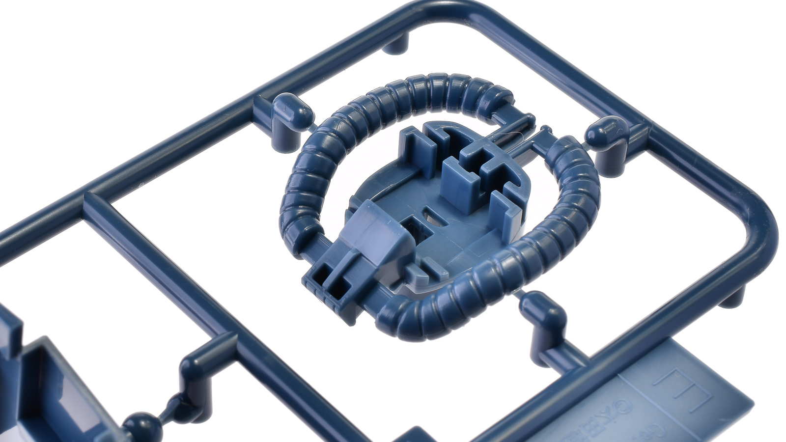 シャッターの奥にいる「魂のパーツ」／Get truth 太陽の牙ダグラム 3 プラモデル付き特装版 | nippper: ニッパーを握るすべての人と、モケイの楽しさをシェアするサイト