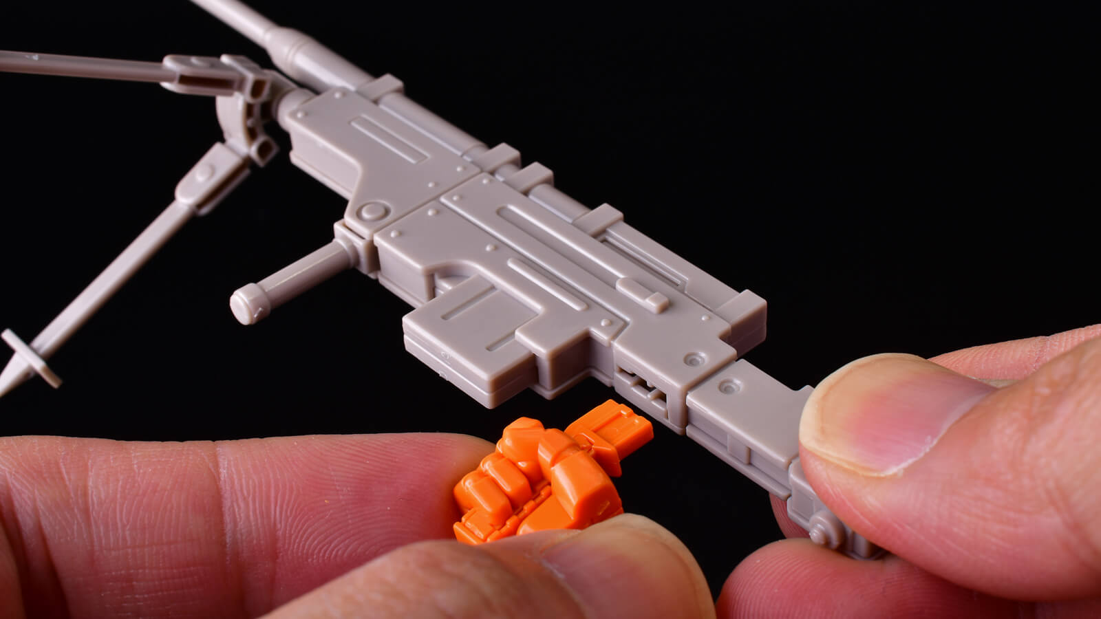 でっかい武器も安心のハンドパーツ構成！Get truth 太陽の牙ダグラム ラウンドフェイサーの武器持ち手は最高です。 | nippper: ニッパーを握るすべての人と、プラモデルの楽しさを ...