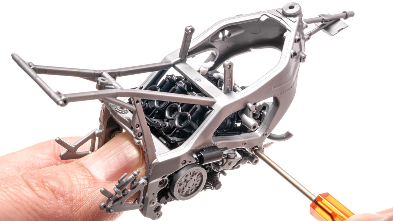 エンジニアたちの挑戦の痕跡を体感できるプラモ／タミヤ HONDA NSR 500 ’84 | nippper: ニッパーを握るすべての人と、プラモデルの楽しさをシェアするサイト