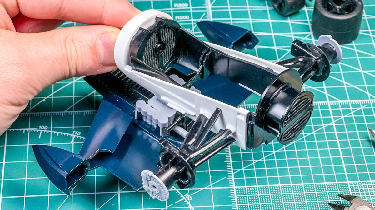 泣く子もザワつく『サイバーフォーミュラ』プラモデルシリーズ最高傑作！／アオシマのイシュザーク00-X3Ⅱ | nippper: ニッパーを握るすべての人と、プラモデルの楽しさをシェアするサイト