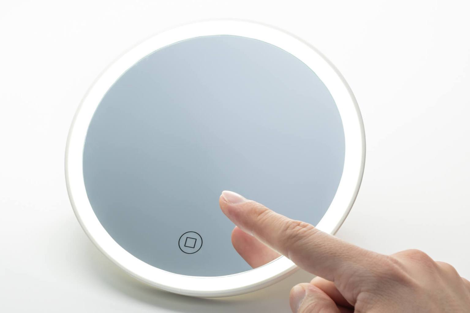 あなたのプラモに輝く舞台を！「ダイソーのLED付きミラー」を使った光るディスプレイスタンドの作り方 | nippper: ニッパーを握るすべての人と、プラモデルの楽しさをシェアするサイト