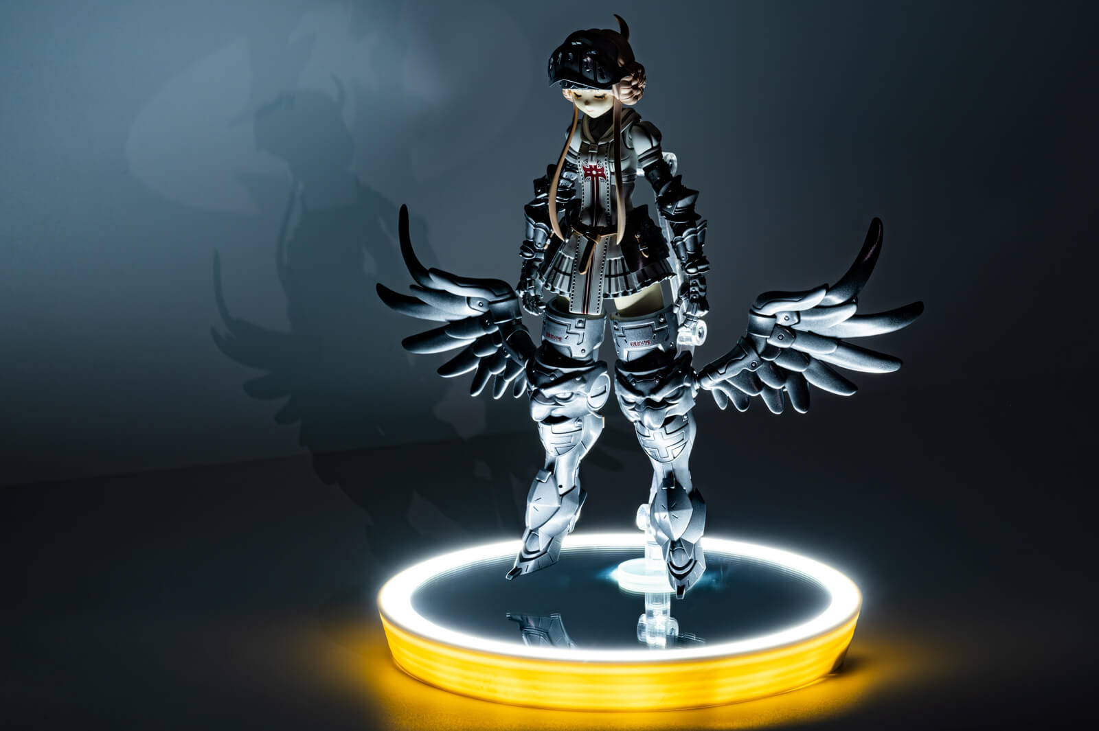 あなたのプラモに輝く舞台を！「ダイソーのLED付きミラー」を使った光るディスプレイスタンドの作り方 | nippper: ニッパーを握るすべての人と、プラモデルの楽しさをシェアするサイト