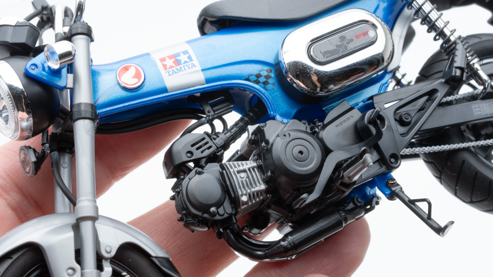 タミヤがそっと隠したイースターエッグ／新作バイクプラモ、Honda Dax125のエンジンを組もう！ | nippper: ニッパーを握るすべての人と、プラモデルの楽しさをシェアするサイト