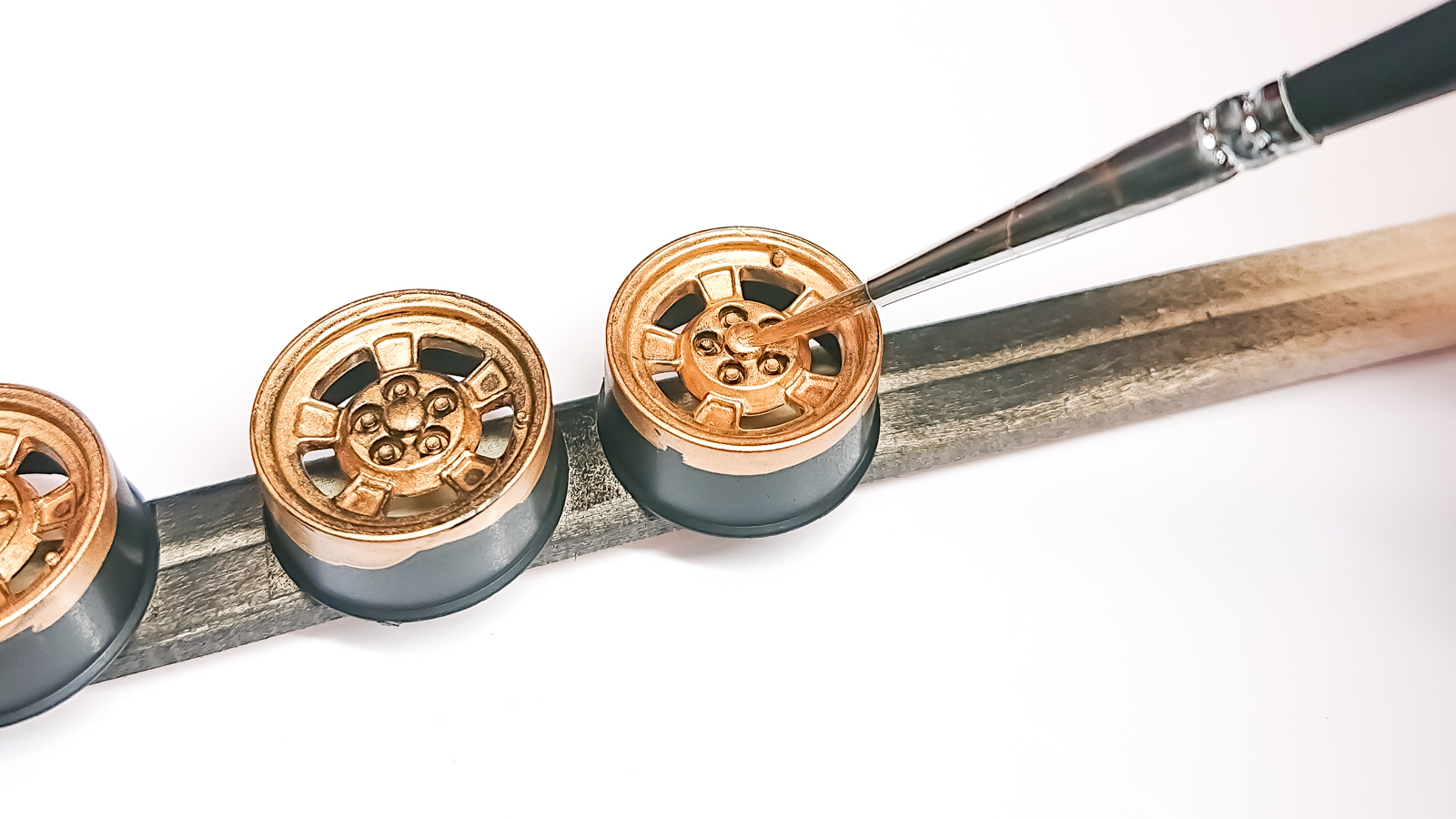 プラモ塗装における定番の金色は筆塗りでも大活躍／Mr.カラーの「9番ゴールド」を信じよ！ | nippper: ニッパーを握るすべての人と、プラモデルの楽しさをシェアするサイト