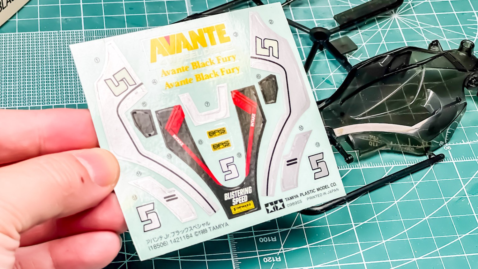 ボディカラーとステッカーの組み合わせに改めて感動するミニ四駆／アバンテJr. ブラックスペシャル | nippper: ニッパーを握るすべての人と、プラモデルの楽しさをシェアするサイト