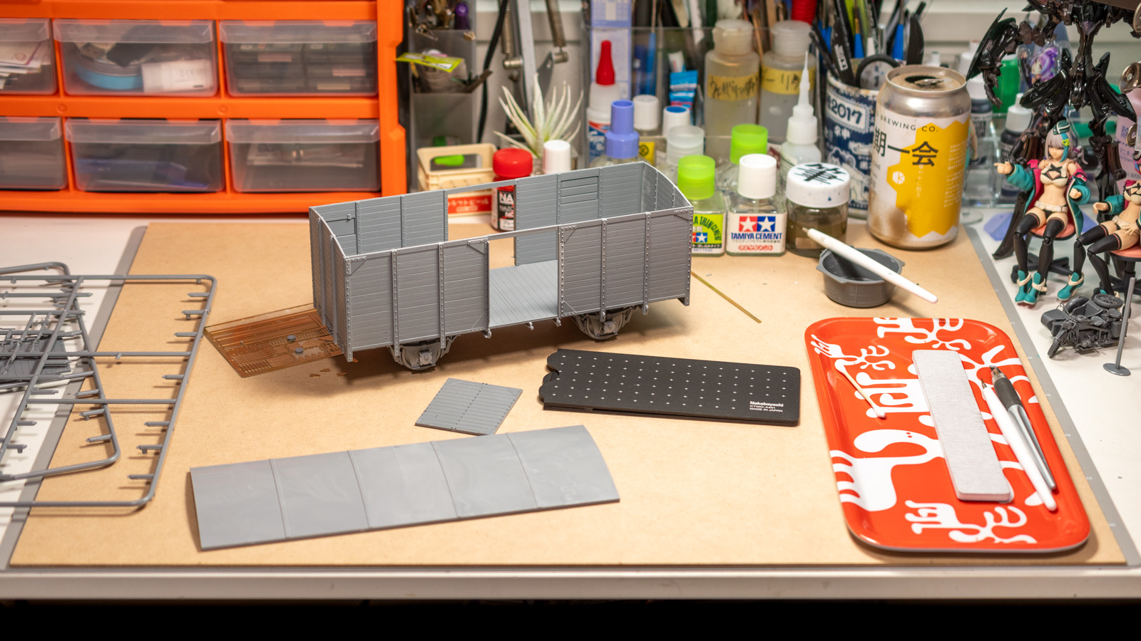 プラモデルを作る机にカッターマットを載せるのをやめた話／交換式MDFボードのススメ | nippper: ニッパーを握るすべての人と、モケイの楽しさをシェアするサイト