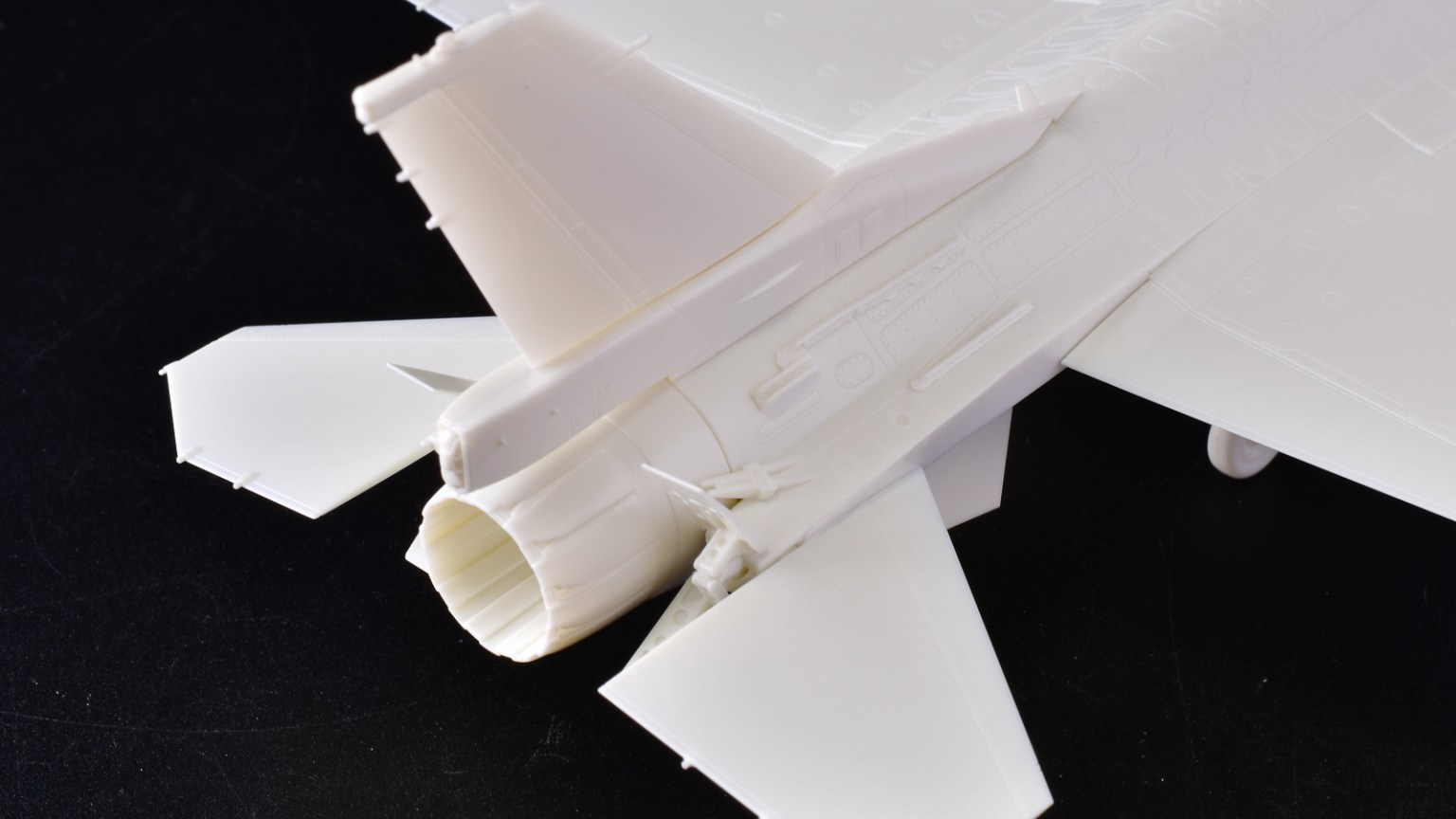 花金だ！仕事帰りに買うプラモ。その存在はまるで航空自衛隊のガンダム。「ファインモールド 航空自衛隊 F-2B 飛行開発実験団 101号機」レビュー | nippper: ニッパーを握るすべての ...