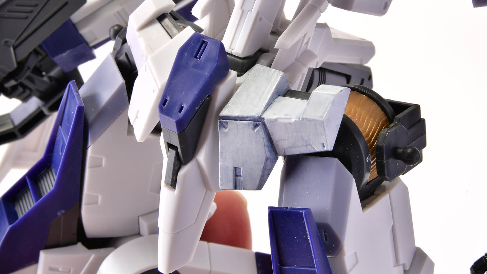 缶スプレーでサーフェイサーが吹けない人にもおすすめな、筆で塗れる抜群の下地色「ATダークブルー」／水性ボトムズカラー全色レビュー | nippper: ニッパーを握るすべての人と、プラモデルの ...