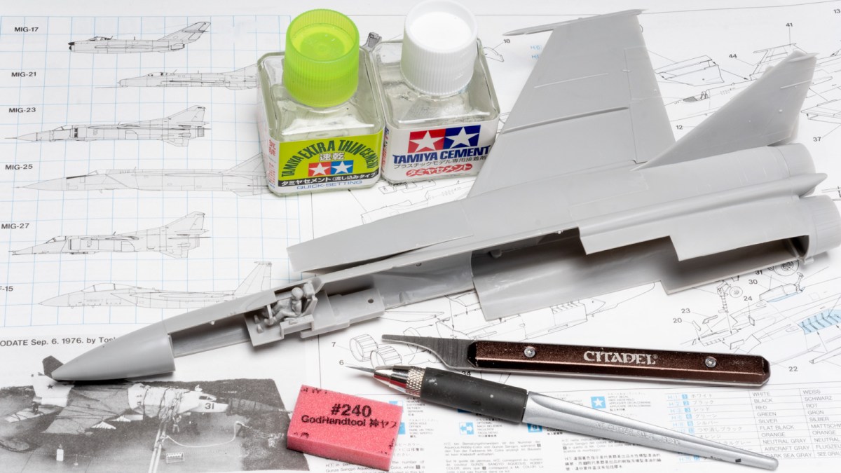 劇パト2で知った「Mig-25の亡命騒ぎ」の元ネタをあえていま！／ハセガワ 1:72 Mig-25 フォックスバットを組む。 | nippper: ニッパーを握るすべての人と、プラモデルの楽し ...