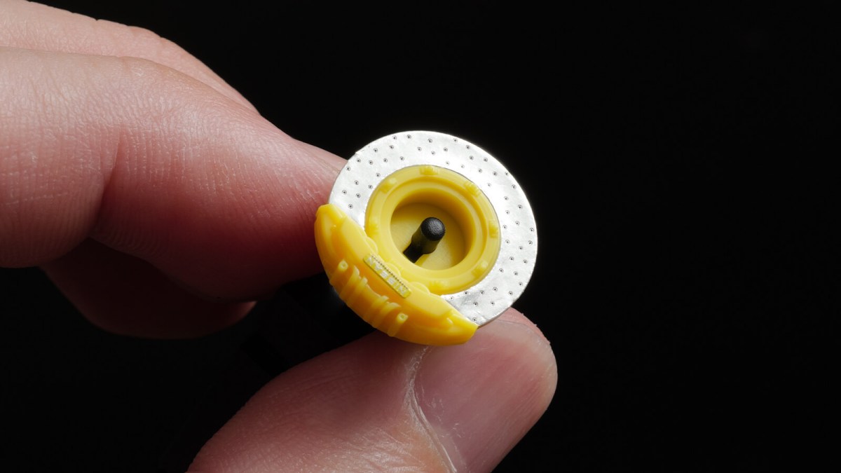 黄色いブレーキのパーツが教えてくれるモンスターマシンの超性能／アオシマ 1:24 楽プラのGT-R | nippper: ニッパーを握るすべての人と、プラモデルの楽しさをシェアするサイト