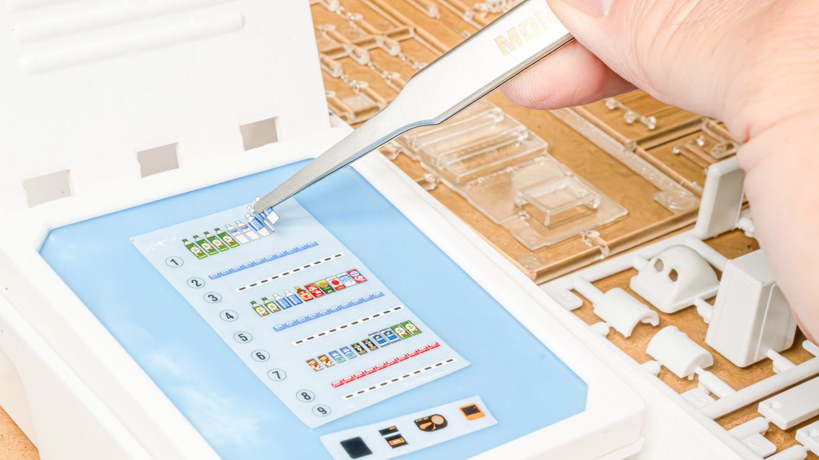 デカール貼りをマスターする最良の機会／ハセガワの建設作業員プラモに付属する自動販売機のスゴさ！ | nippper: ニッパーを握るすべての人と、プラモデルの楽しさをシェアするサイト