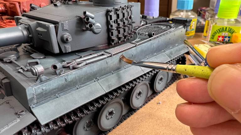 キャンドゥにあった「300円アイシャドウブラシ」がプラモの筆塗りに最高でした。 | nippper: ニッパーを握るすべての人と、モケイの楽しさをシェアするサイト