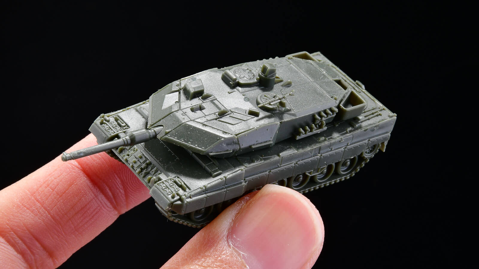 「ATライトグレー」の絶妙さは”まもなくラベンダー”だ！／水性ボトムズカラー全色レビュー | nippper: ニッパーを握るすべての人と、プラモデルの楽しさをシェアするサイト