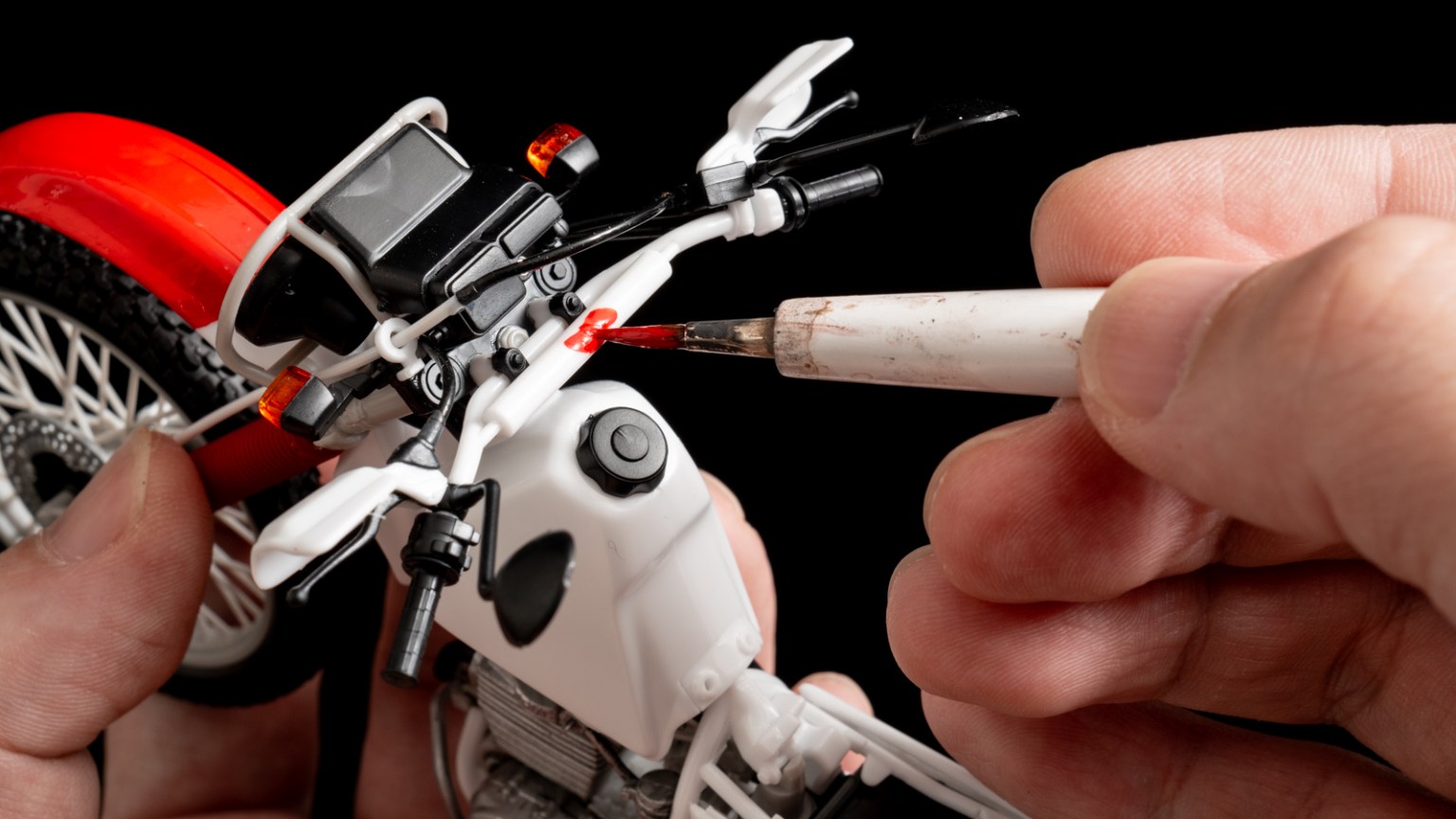 バイクのプラモデルは、全部組んでから筆で塗っても楽しい！／ハセガワ 1:12 HONDA XLR BAJA | nippper: ニッパーを握るすべての人と、モケイの楽しさをシェアするサイト