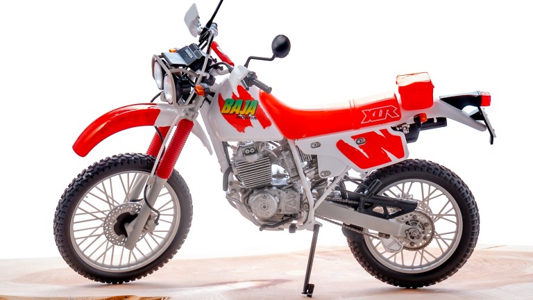 バイクのプラモデルは、全部組んでから筆で塗っても楽しい！／ハセガワ 1:12 HONDA XLR BAJA | nippper: ニッパーを握るすべての人と、プラモデルの楽しさをシェアするサイト