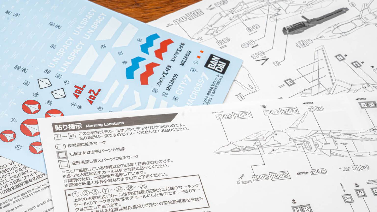 「俺はリアルにしたいんだ！」と熱く燃えるハートに応える、バンダイスピリッツ製HGマクロス7シリーズ用デカールの話 | nippper: ニッパーを握るすべての人と、プラモデルの楽しさをシェアするサイト