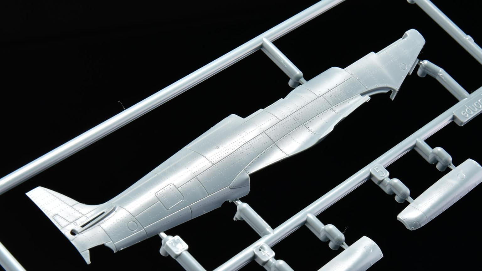 花金だ！仕事帰りに買うプラモ。エデュアルドのスピットファイアで体験する極上の1/72スケール飛行機模型／「1/72 ウィークエンドエディション アメリカ陸軍航空軍 スピットファイア Mk.8 ...