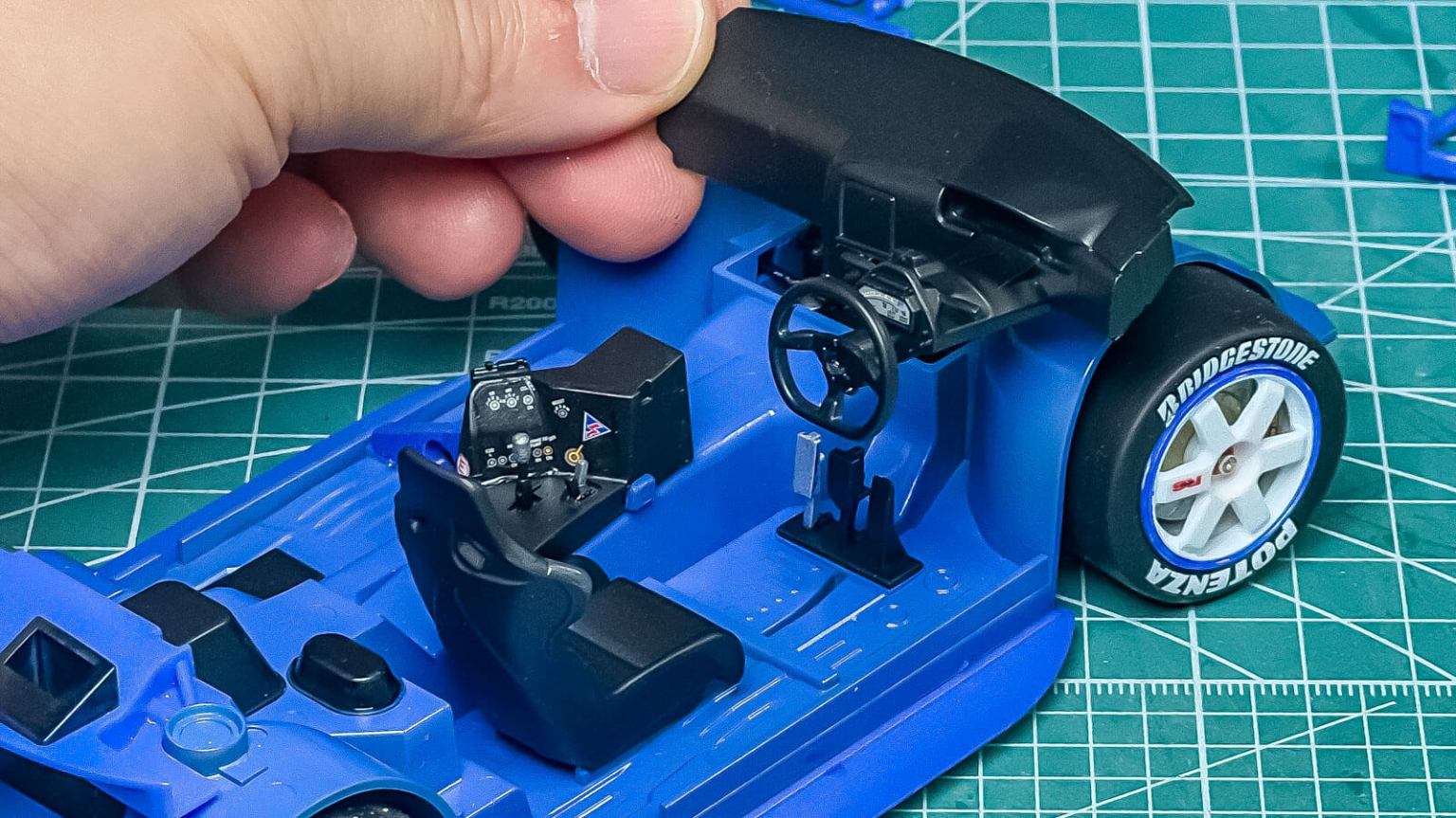 ロールバーに囲われた景色が美しい！／タミヤ カルソニック R34 GT-R のインテリア | nippper: ニッパーを握るすべての人と、プラモデルの楽しさをシェアするサイト