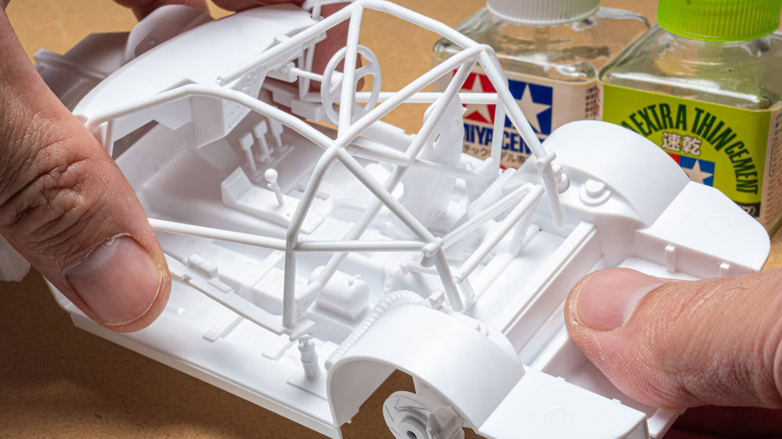 タミヤの設えともてなしを無塗装でも堪能できる純レーシングカー！／1:24 カストロール･トヨタ･トムス スープラGT | nippper: ニッパーを握るすべての人と、プラモデルの楽しさを ...