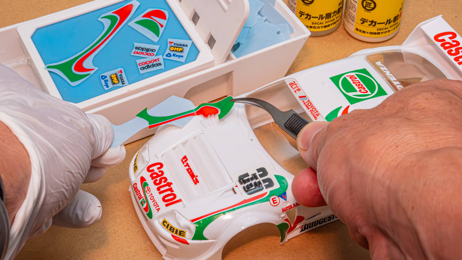 無塗装でもデカール貼りきればレーシングカーモデルの醍醐味を味わえる！／タミヤ カストロール･トヨタ･トムス スープラGT | nippper: ニッパーを握るすべての人と、プラモデルの楽しさを ...
