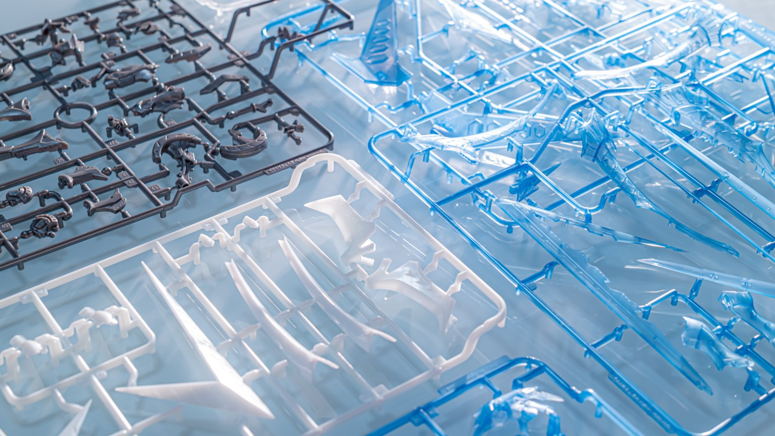 【組み立てレビュー】透明外装で“破烈の人形”が完成する／VSMS 1:100 ゲートシオンマーク3 | nippper: ニッパーを握るすべての人と、プラモデルの楽しさをシェアするサイト