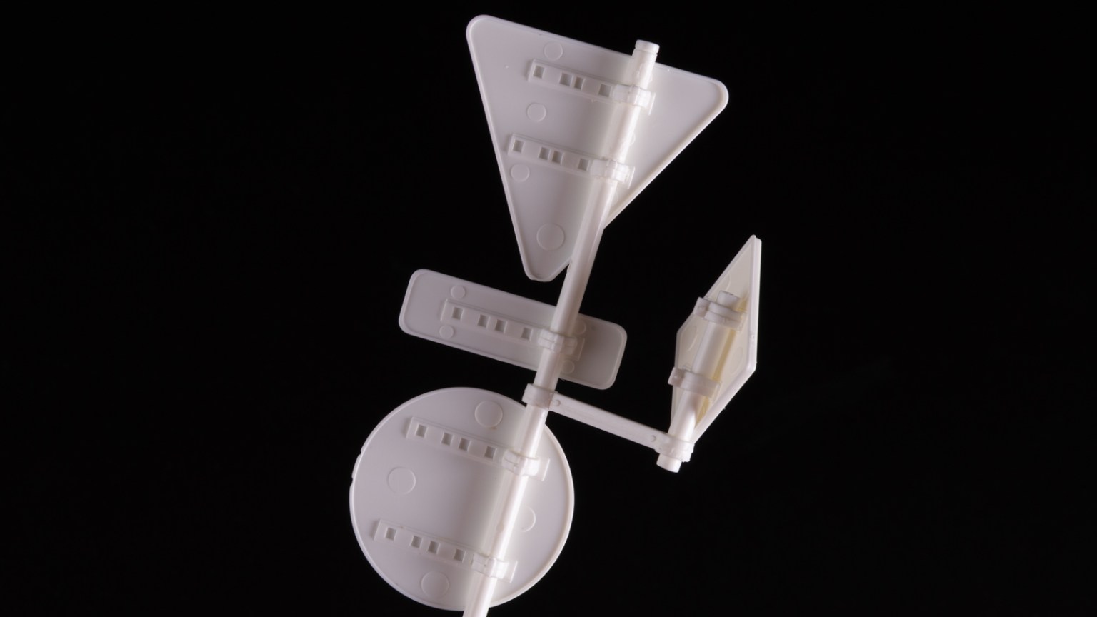 【レビュー】プラモデルは見慣れたモチーフこそおもしろい！／フジミ模型 1:24 道路標識セット市街地用 | nippper: ニッパーを握るすべての人と、プラモデルの楽しさをシェアするサイト