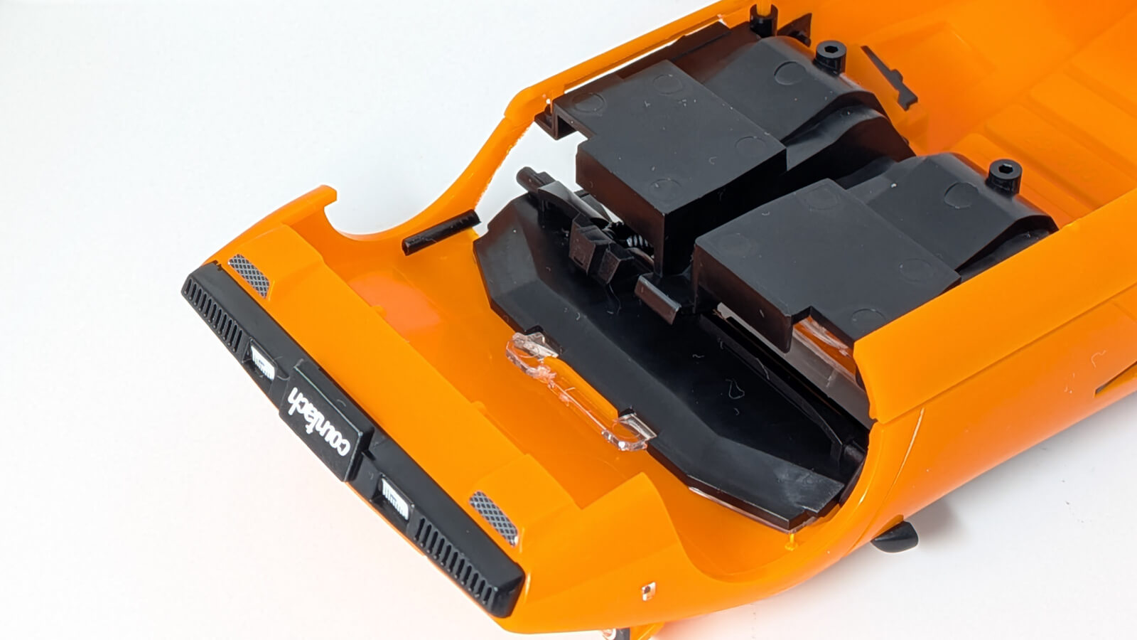 【レビュー】再発見される時を待っていたスーパーカーの思い出／楽プラ カウンタック LP400 | nippper: ニッパーを握るすべての人と、プラモデルの楽しさをシェアするサイト