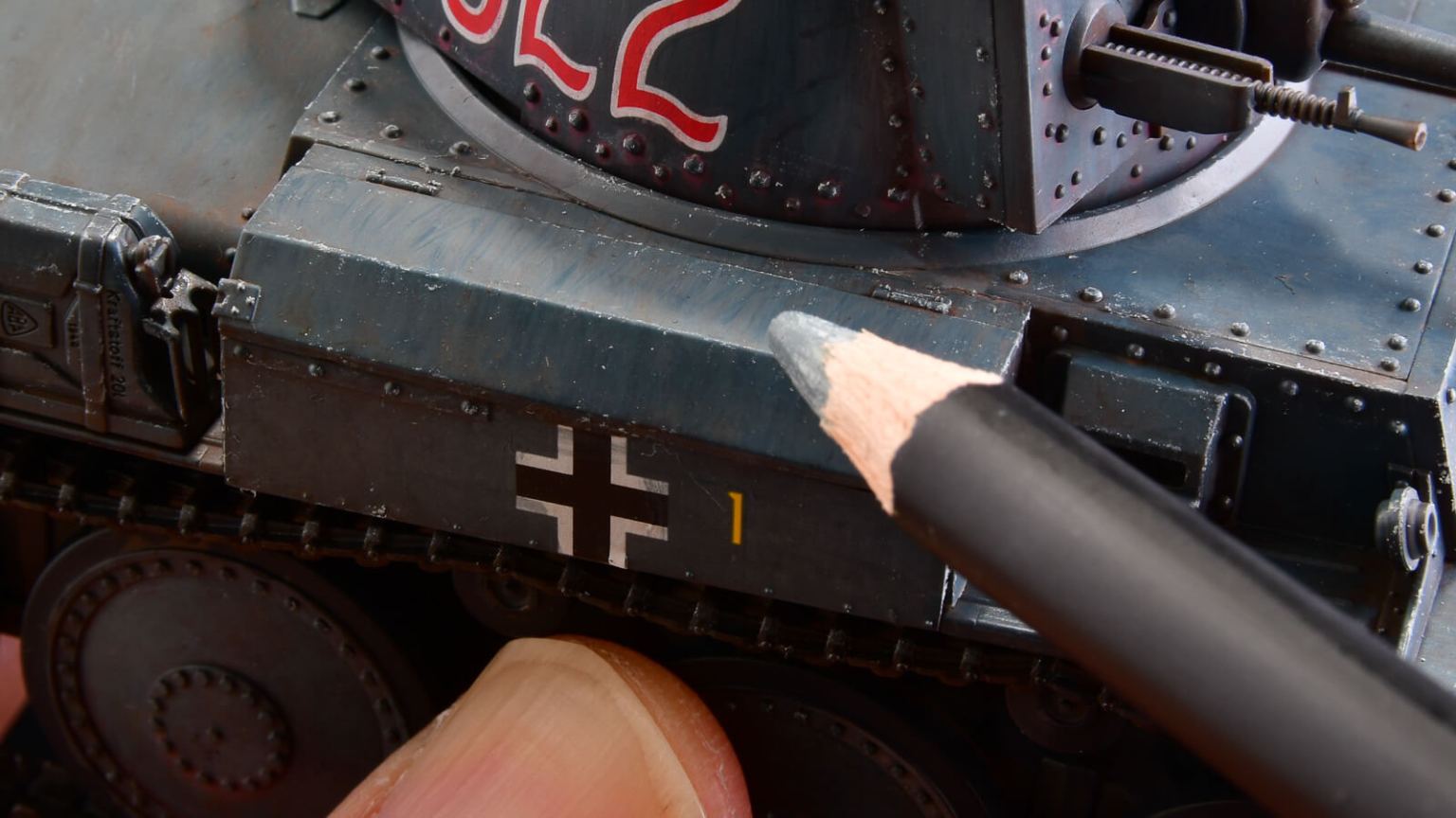 【塗料レビュー】色鉛筆を握ったら、もう楽しい。誰でもどこでも塗装に没頭できる「AKインタラクティブ ウェザリングペンシル」 | nippper: ニッパーを握るすべての人と、プラモデルの楽しさ ...